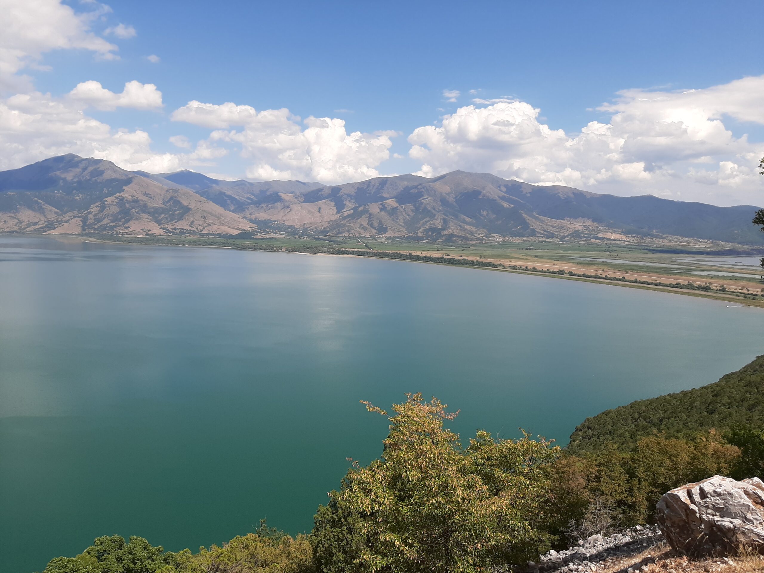 Η ελληνική λίμνη που βρίσκεται μεταξύ των πιο όμορφων γαλάζιων σημείων του κόσμου. | e-enimerosi.com