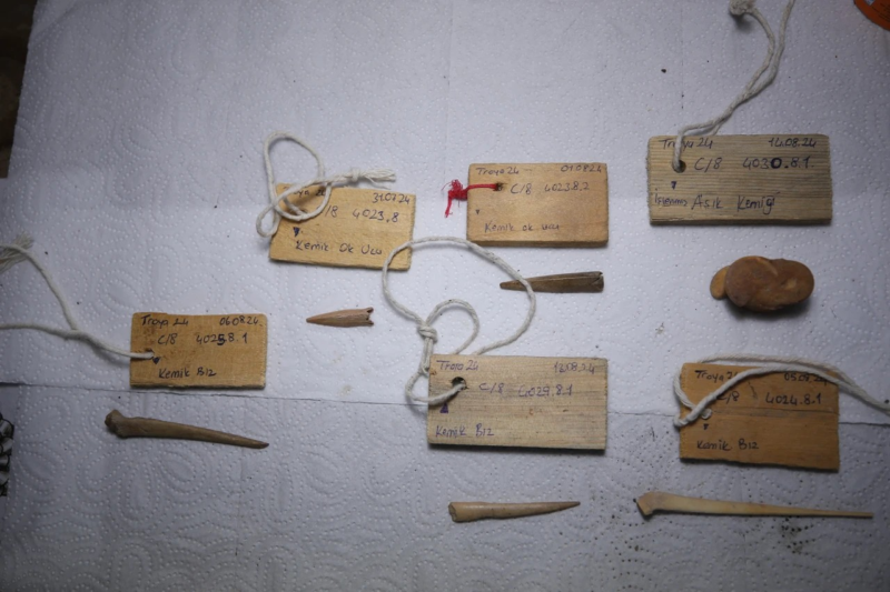 Σπάνια ανακάλυψη αιχμής βέλους 3.500 ετών στην αρχαία ελληνική πόλη της Τροίας | e-enimerosi.com